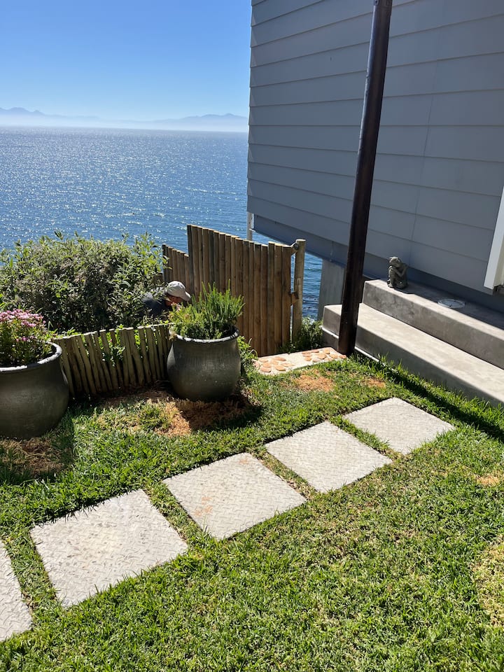 The Cottage Overlooking The Sea.
Access: 47 Steps - Kapstadt