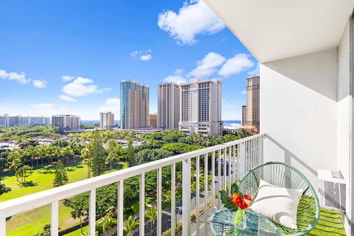 Waikiki Beach Studio Panoramic Views - Kāhala Beach, HI