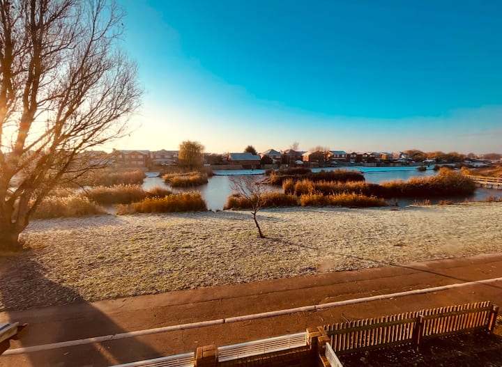 Large Home On Fishing Lake - Southend-on-Sea