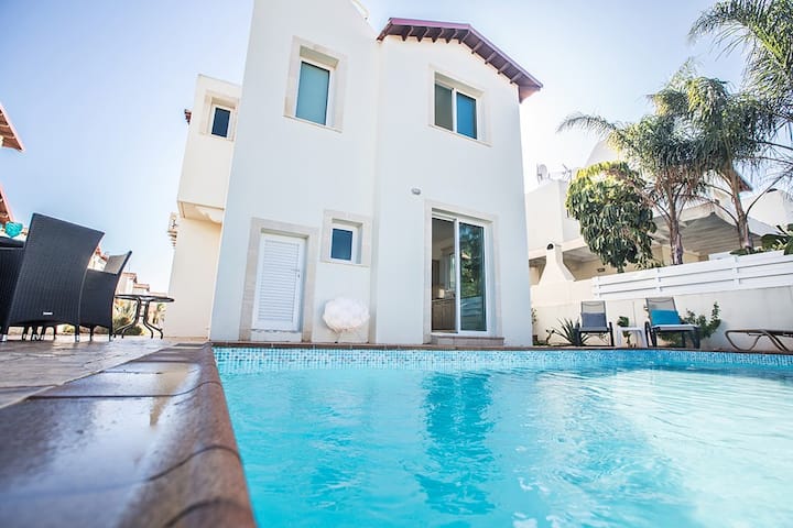 Seaspray – Chic Villa - Ayia Napa