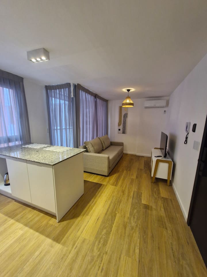 En El Centro. Nuevo Y Funcional. - Montevideo