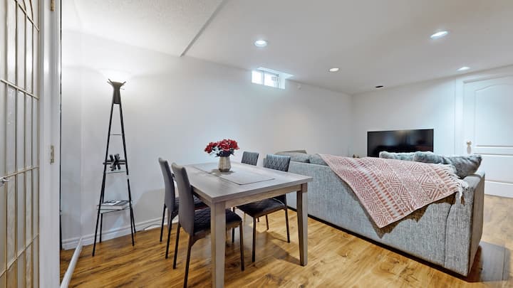2 Bedroom Home In Richmond Hill - Richmond Hill