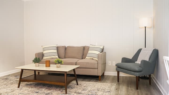 Modern Comfort Near Duke & Durhams Top Attractions - Durham, NC