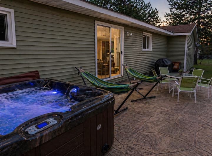 Cozy Retreat | Hot Tub + Spa Bath | Fireplace - Mount Pleasant, MI