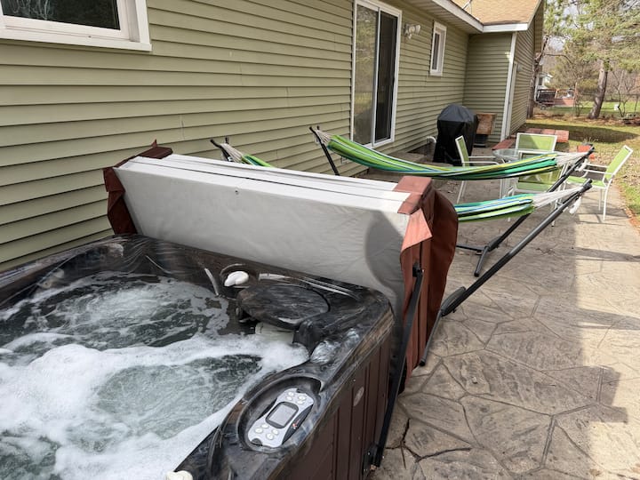 Cozy Getaway W/ Hot Tub + Fireplace • Near Cmu - CMU, Mt Pleasant