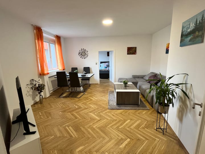 Zentrale Wohnung Mit Parkplatz - Graz