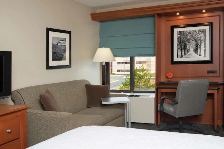 4 Convenient Rooms Near Michigan Stadium, Parking - Ann Arbor, MI