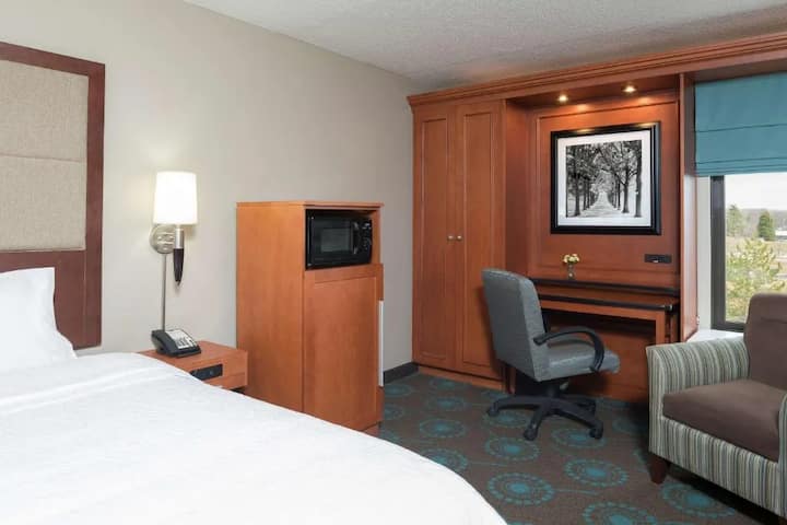 Comfy Room Near Um’s North Campus, Hot Breakfast - Ann Arbor, MI