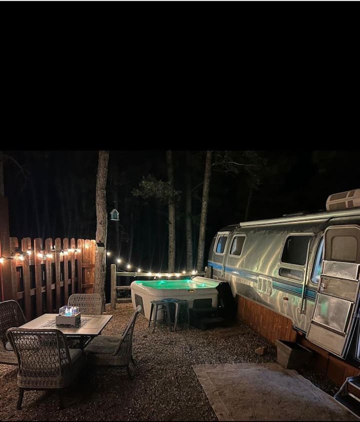 1984 Airstream That Sleeps 4 People! - Woodland Park, CO