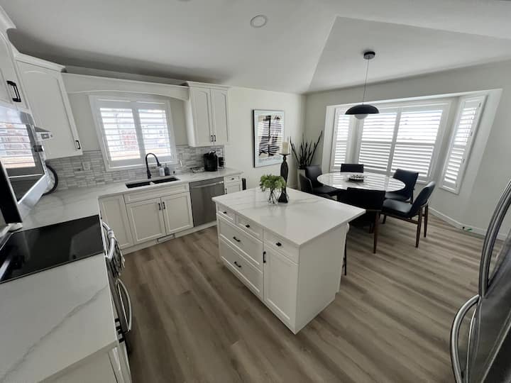 Stay & Relax South Rd, Attatched Front Garage - Red Deer
