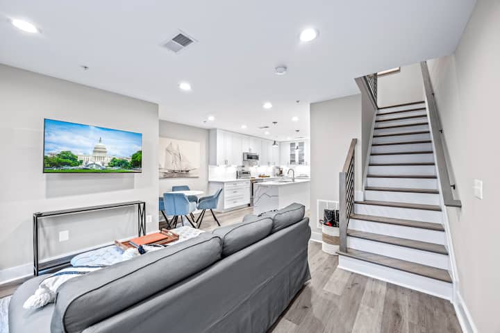 5 Min Walk To Metro*free Parking*luxury*3 Tvs - Alexandria, VA