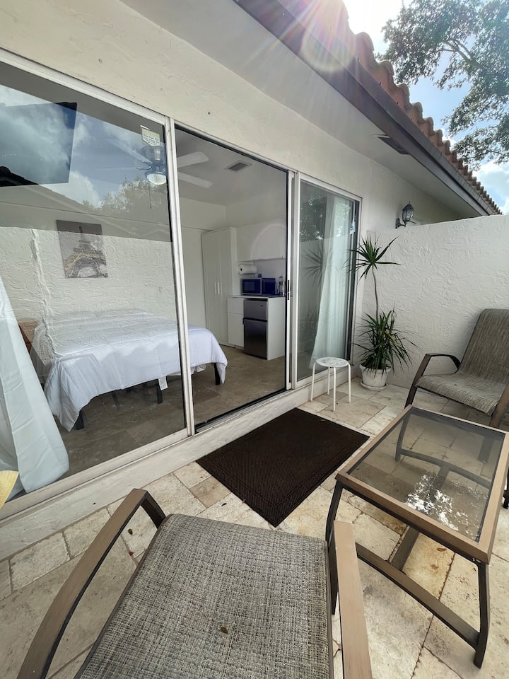 Great Room With Private Bathroom - Coral Springs, FL