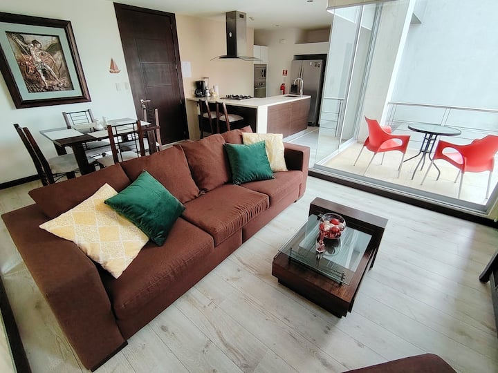 Amplio Departamento Con Balcón En La Finlandia - Quito