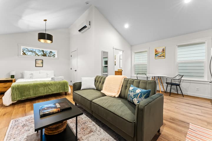 Sunset Stunner- Luxury Studio Steps From Greenbelt - Boise, ID