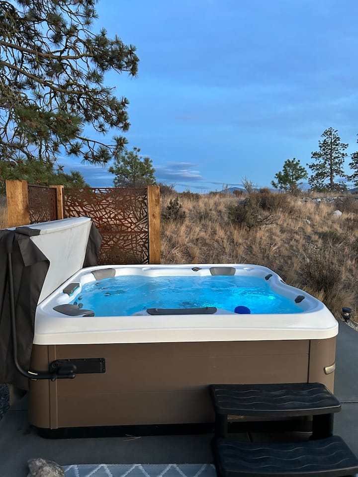 Lakeview 2-br Mtn Retreat | Hot Tub & Fire Pit - Osoyoos