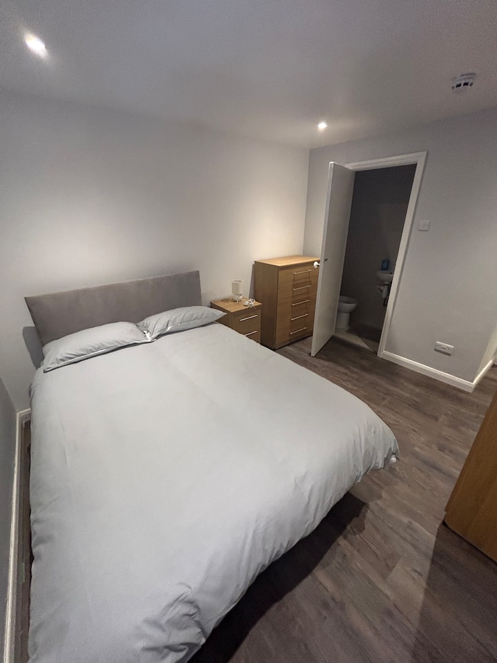Cosy Room (4) En-suite - Crawley