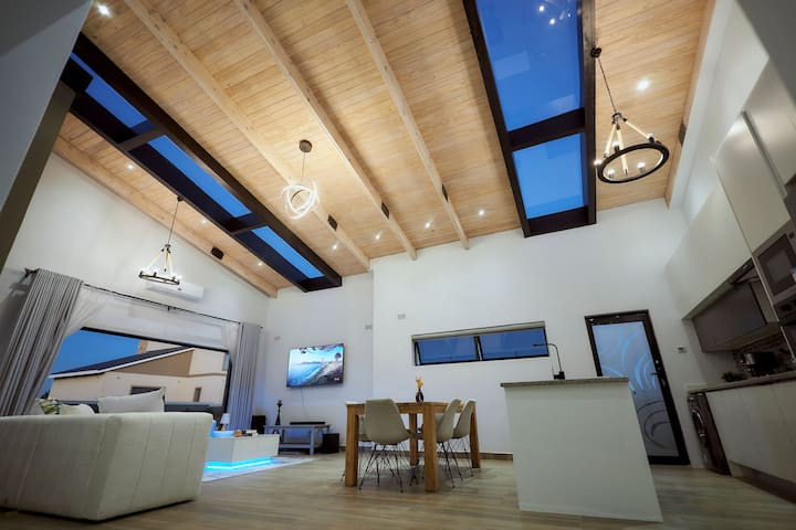 Pomona Palm Villa (Cozy Modern With Skylight View) - Zimbabwe