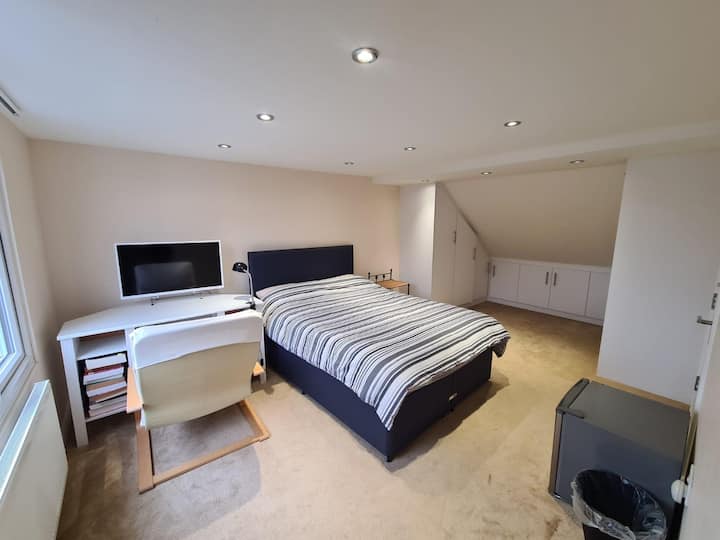 A Modern & Homely En-suite Room - Oxford