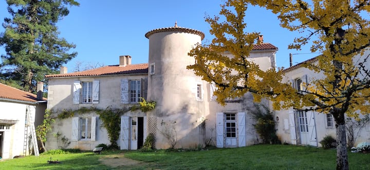 Grand Logis Rural Du 16e Siècle - La Rochefoucauld