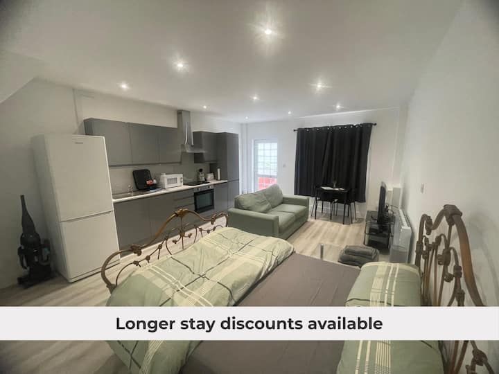 Renovated Studio | Self Check-in | Parking Nearby - Watford