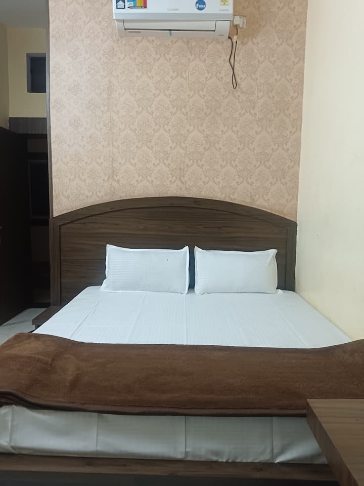 2 Rooms 2 Toilet 2 King Size Bed With Extra Matres - Jabalpur