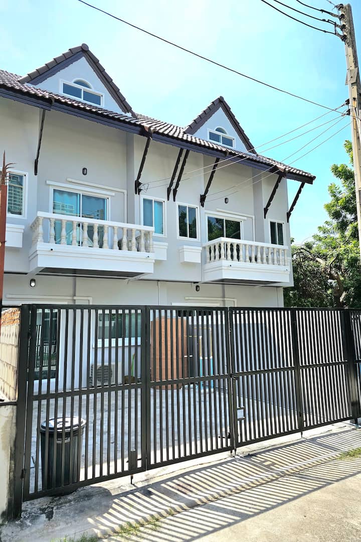 Beach House, 2 Bedrooms, Night Market, Street Food - Pattaya City