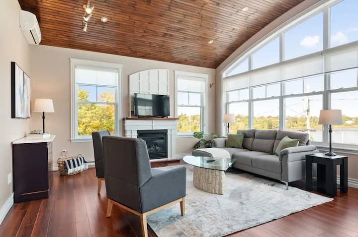 Stunning Lake View - 2 Br + Office W/ Sofa Bed - Moncton