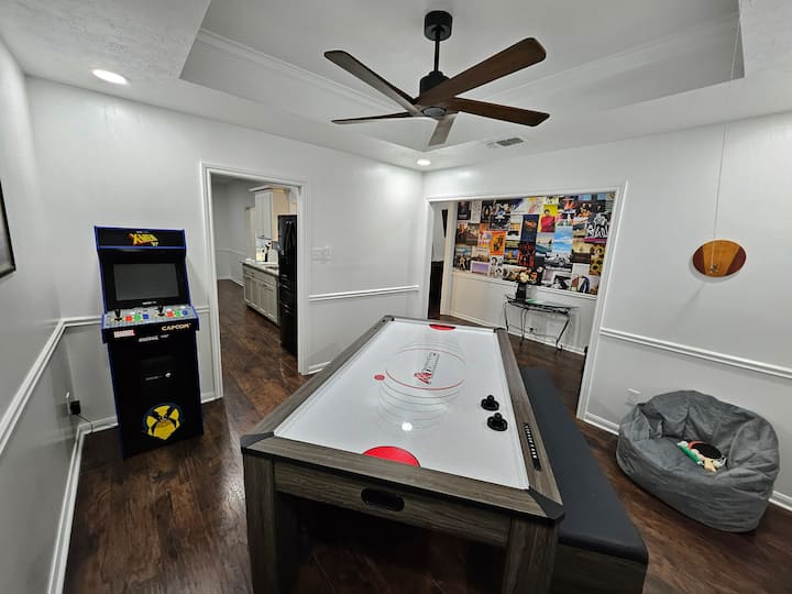 Spacious Home: Hot Tub, Game Room & Fire Pit - College Station, TX