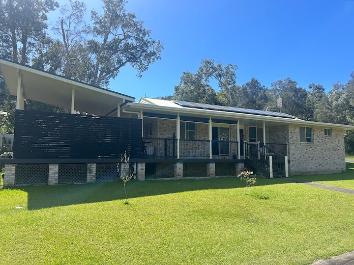 Quiet Coastal Home In The Heart Of Crescent Head - Crescent Head