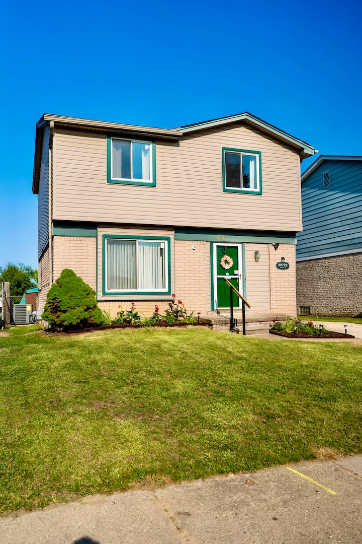Spacious 3-bedroom Getaway  For Families & Groups - Sterling Heights, MI