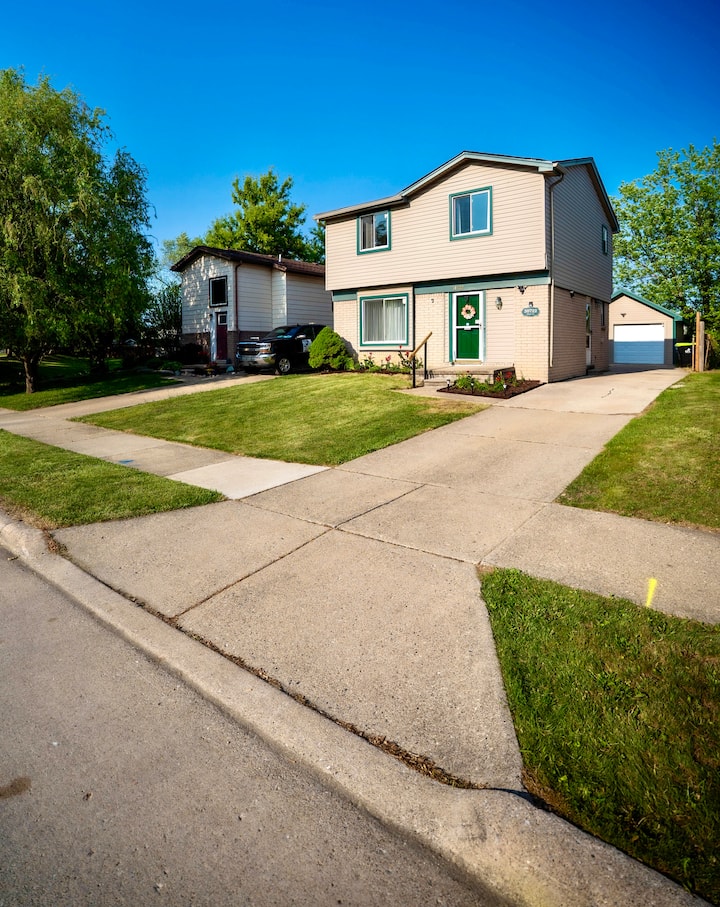 Spacious 3-bedroom Getaway  For Families & Groups - Troy, MI
