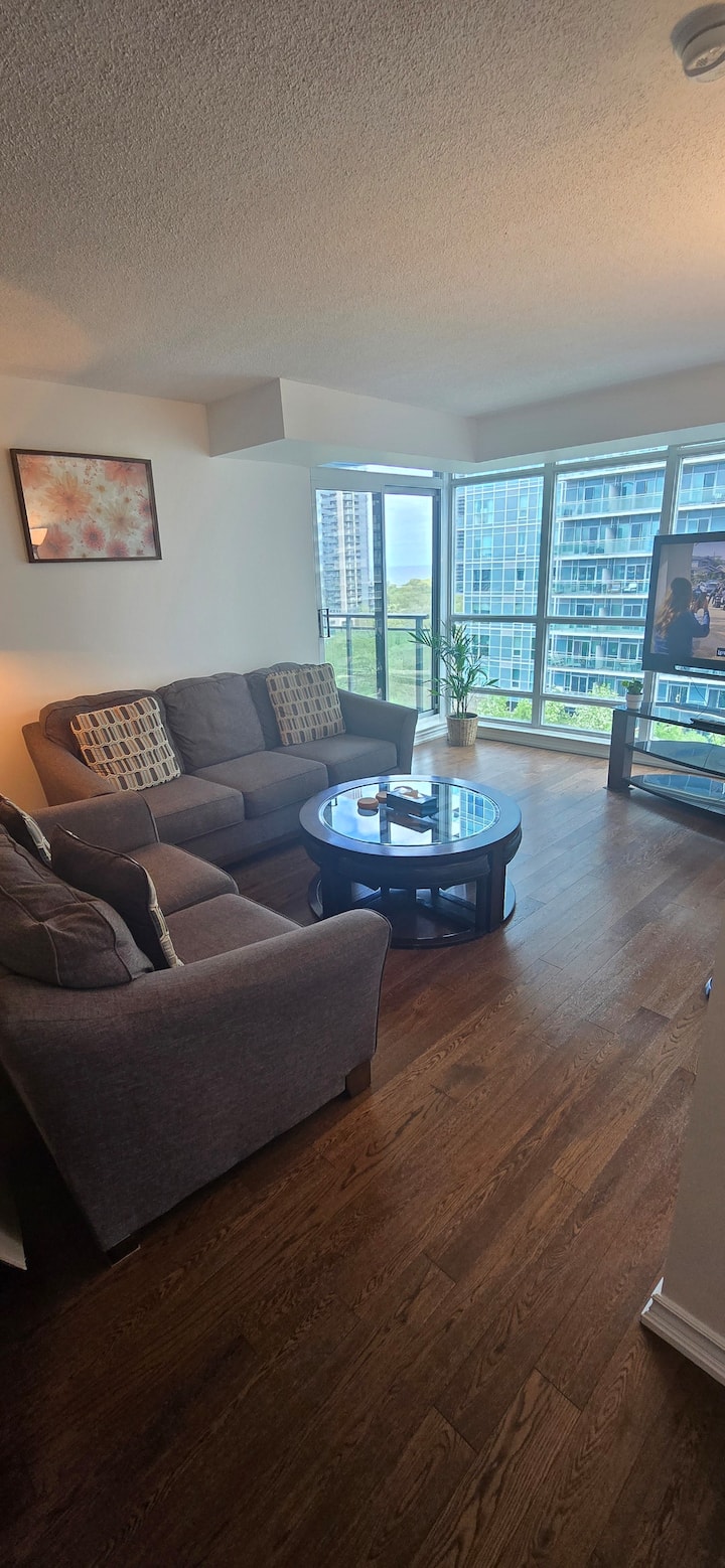 Lake-view Condo With Free Parking Near Downtown - Toronto