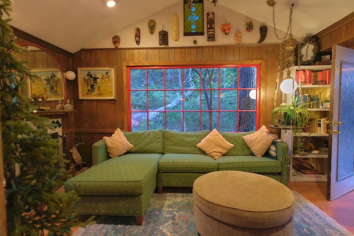 Vintage Lovers’ Cabin With Jacuzzi & Lake Access - Front Royal, VA