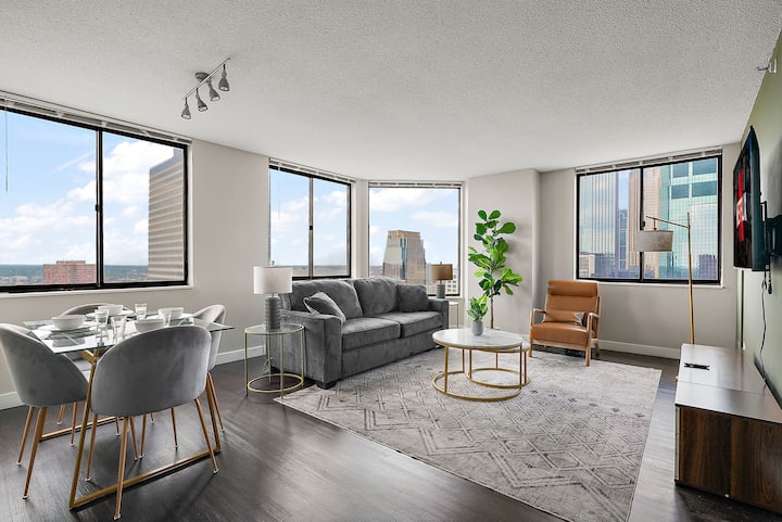 25th Floor Downtown Suite • Free Parking/pool/gym - Minneapolis, MN
