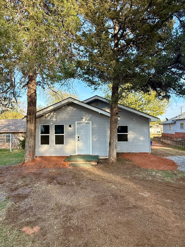 Twin Cedars | Stylish 2br Retreat In Chickasha - Lake Louis Burtschi, OK