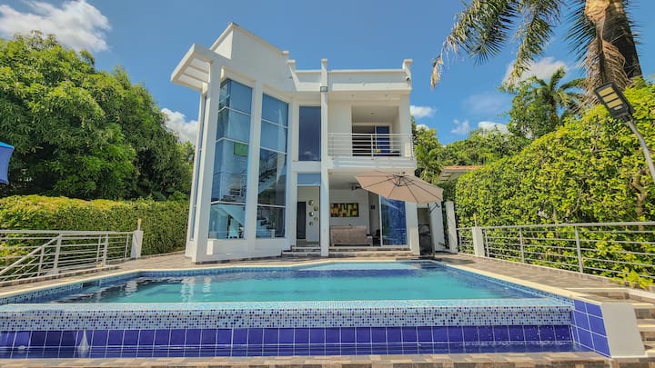 Fascinante Casa Con Mirador "Vista Espectacular" - Melgar