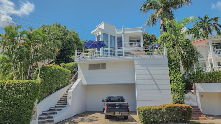 Fascinante Casa Con Mirador "Vista Espectacular" - Melgar