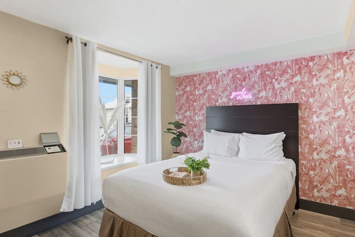 9 Min Drive To Falls! Tropical Studio Apartment - Niagara Falls