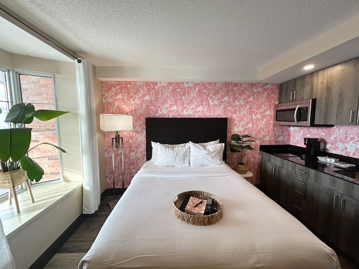 9 Min Drive To Falls! Tropical Studio Apartment - Niagara Falls