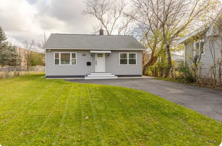 Monthly Stays - Cozy Home- Rochester - Pets + Yard - Greece, NY