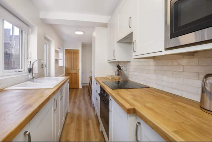 Large Renovated 4 Bed Home - York