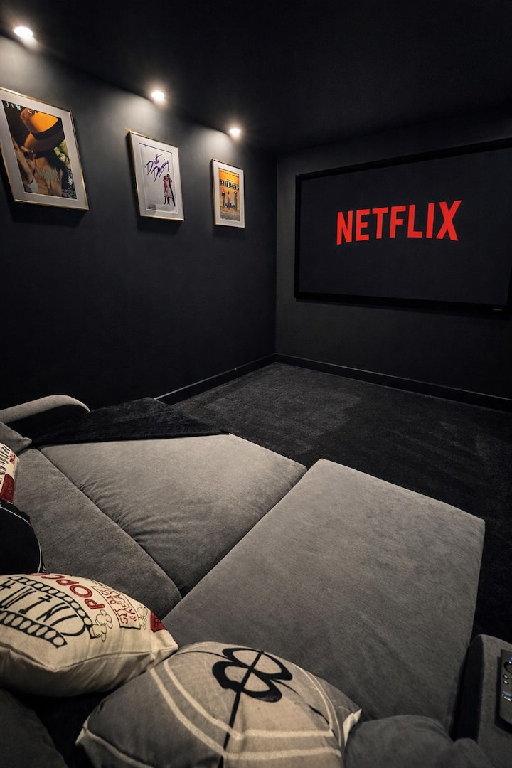 5 Bed Modern Elm Tree House City Centre 92" Cinema - Leicester