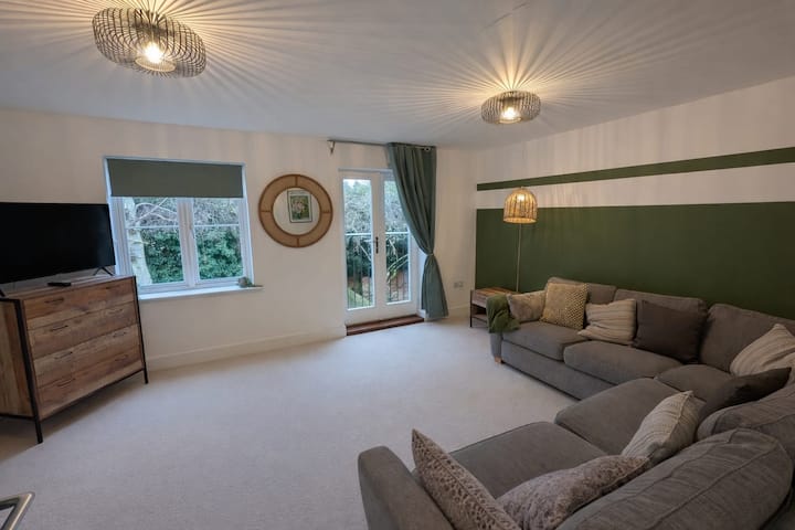 5 Bed Modern Elm Tree House City Centre 92" Cinema - Leicester