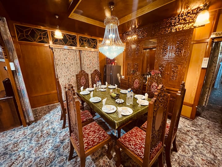 Stay In Dal Lake 
“Explore The Paradise” - Srinagar