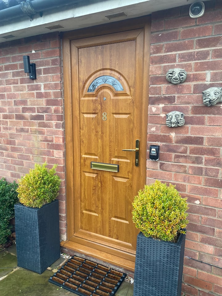 Stylish Entire Home With Patio & Free Parking. - Cheshire