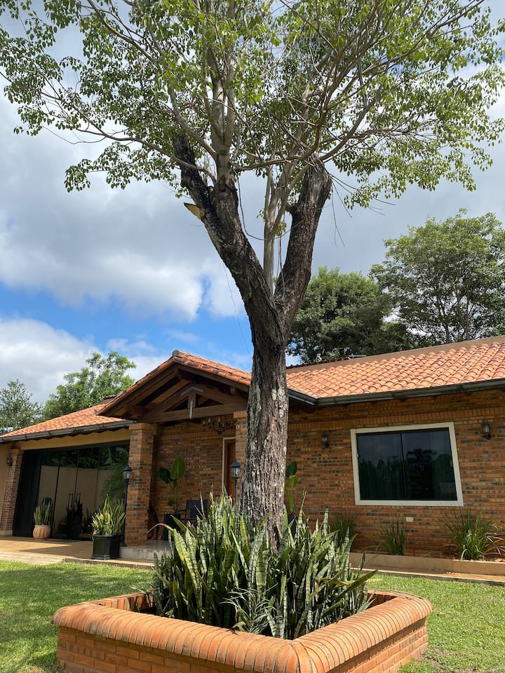 Casa Acogedora En Luque Con Amplio Patio - Areguá