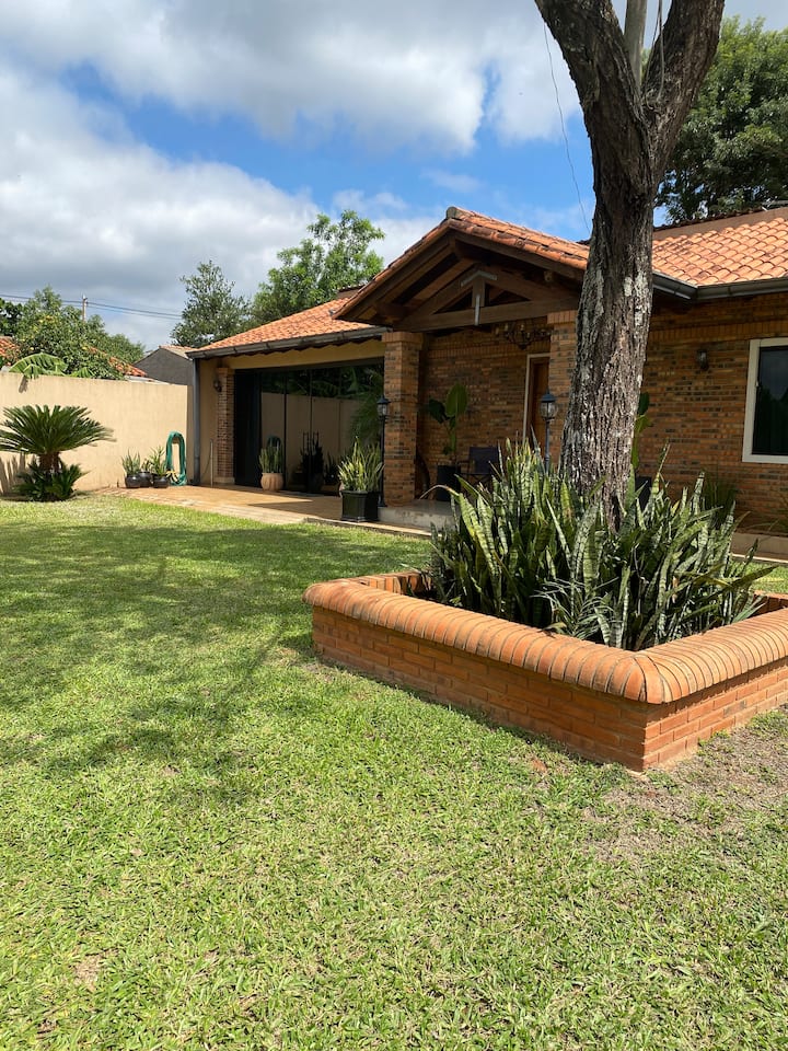 Casa Acogedora En Luque Con Amplio Patio - Areguá