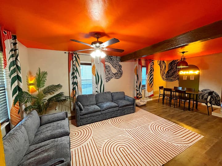 Modern & Vibrant Oasis Minutes From Downtown - Chesapeake, VA