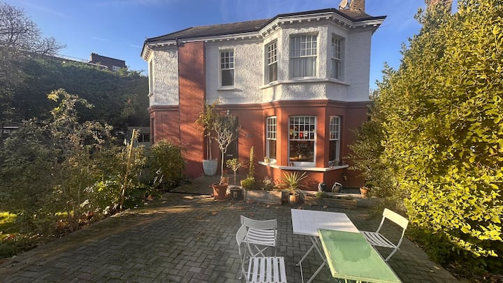 Historic Bright House, Big Garden & Ir Sauna - Londra