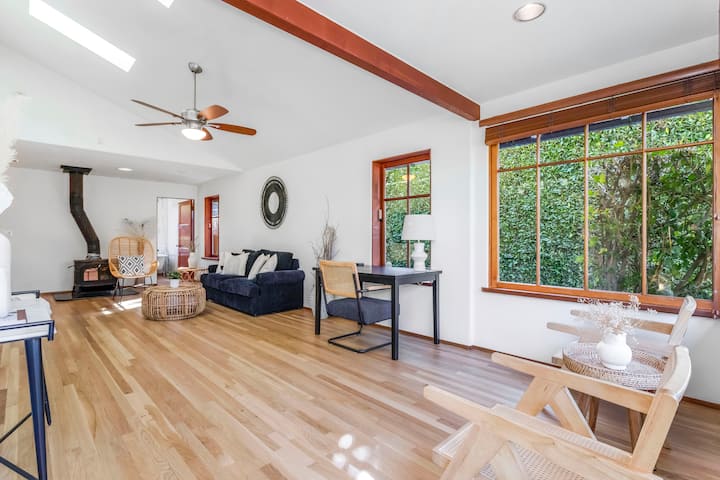 Charming Venice Bungalow W/ Private Backyard Oasis - Venice Beach, CA